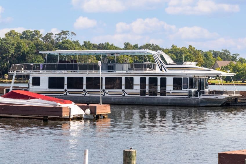 5 Reasons To Rent a Party Barge for Your Next Celebration